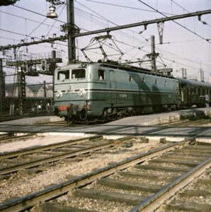 Train rapide Le Mistral, liaison Paris – Nice, tracté par une ...